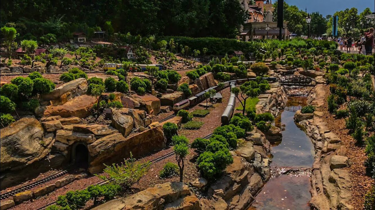 G Scale Trains At Epcot Germany Pavilion - YouTube