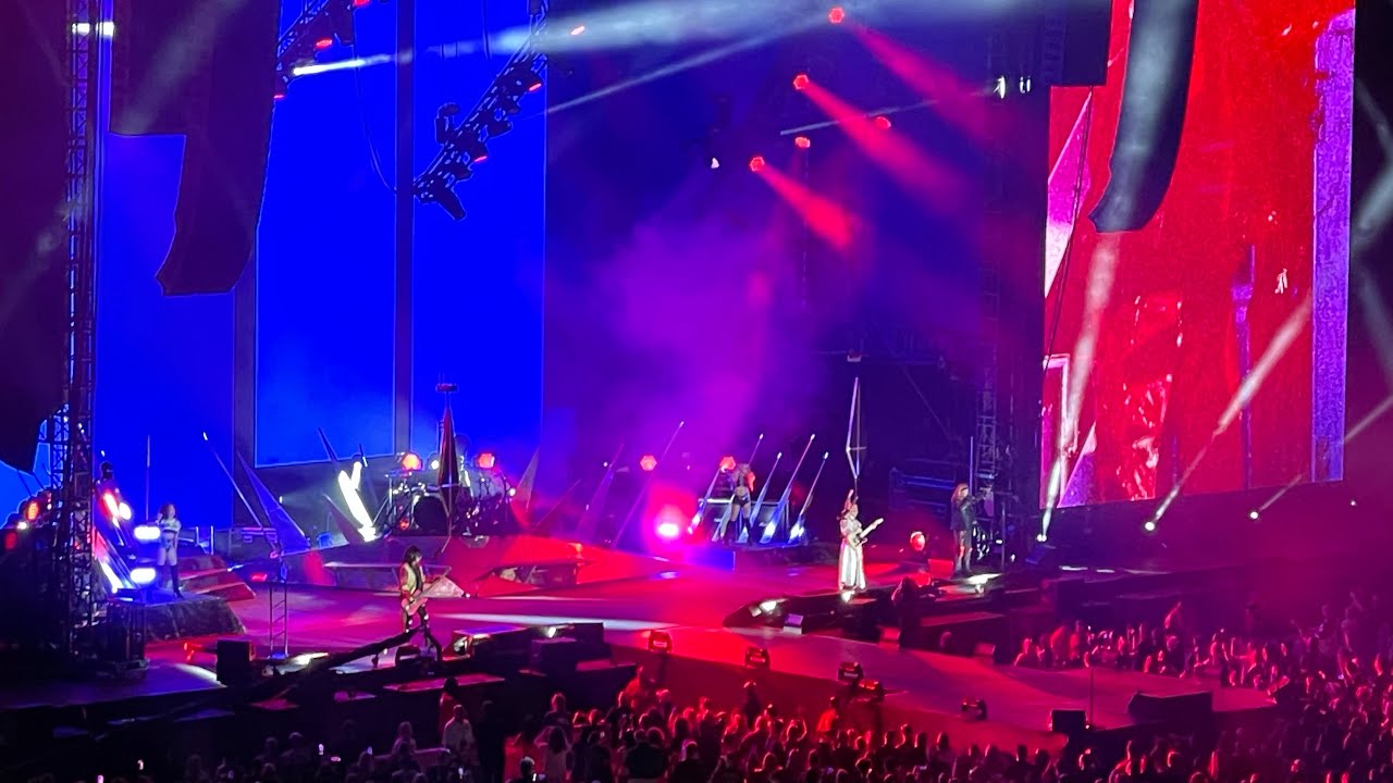 Mötley Crüe - Shout at the Devil (Live @ Ohio Stadium) - YouTube