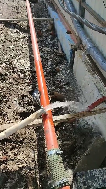 Сбросной трубопровод системы водопонижения иглофильтрами в строительном ...