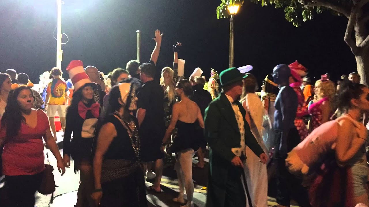 Halloween parade in Lahaina - YouTube
