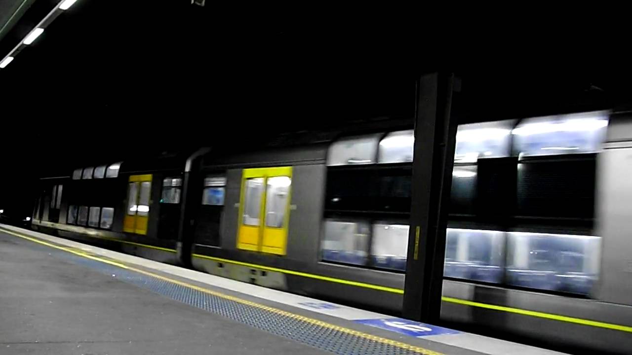 Cityrail T+G set Tangara and Cityrail Millennium M set arriving at ...