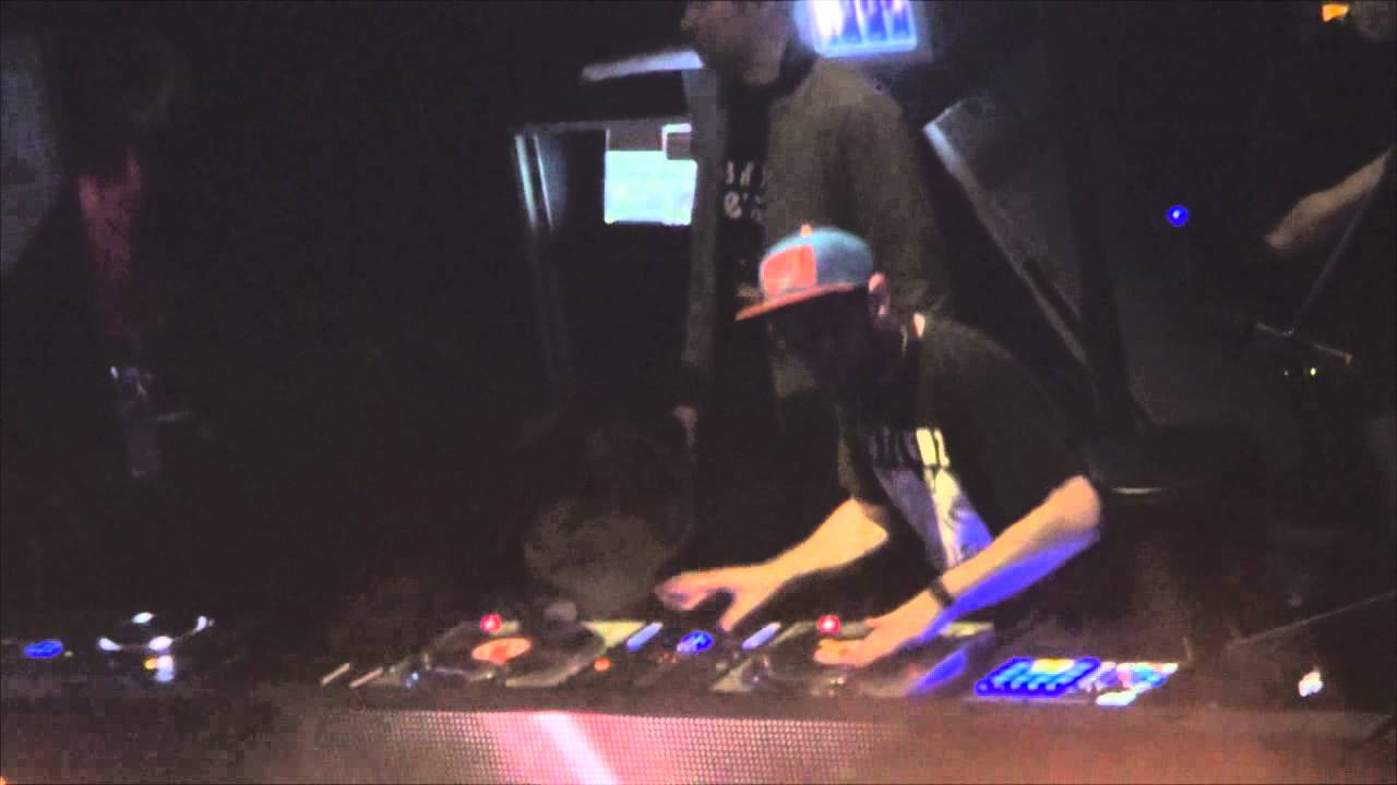 DJ Shiftee Part 2 - RedBullThre3Style Showcase 2013 - YouTube