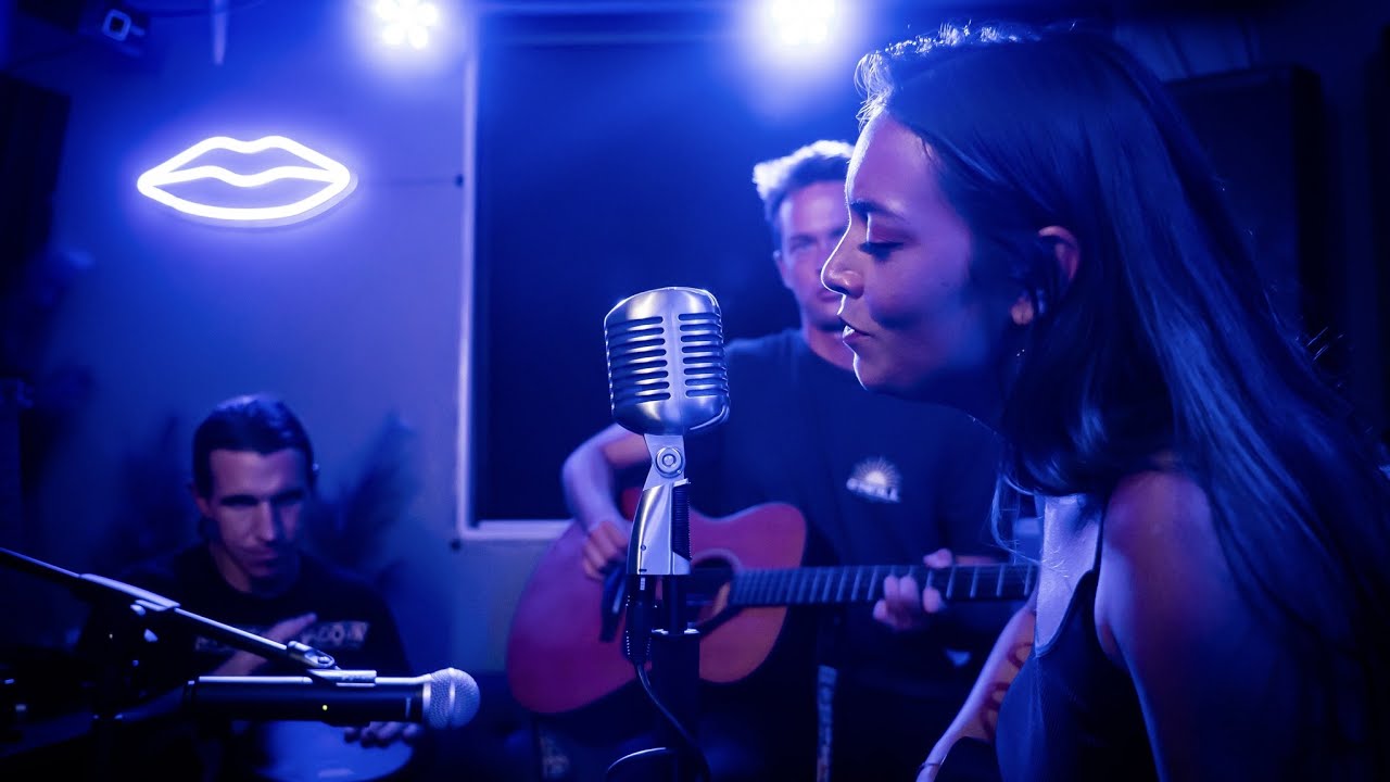 Porla Dia - "Put your arms around me" | Blu Side Studios Sessions - YouTube