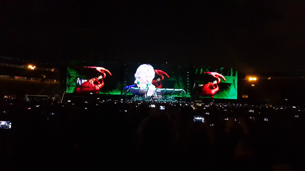 Time ROGER WATERS Us+Them Tour Bogotá - YouTube