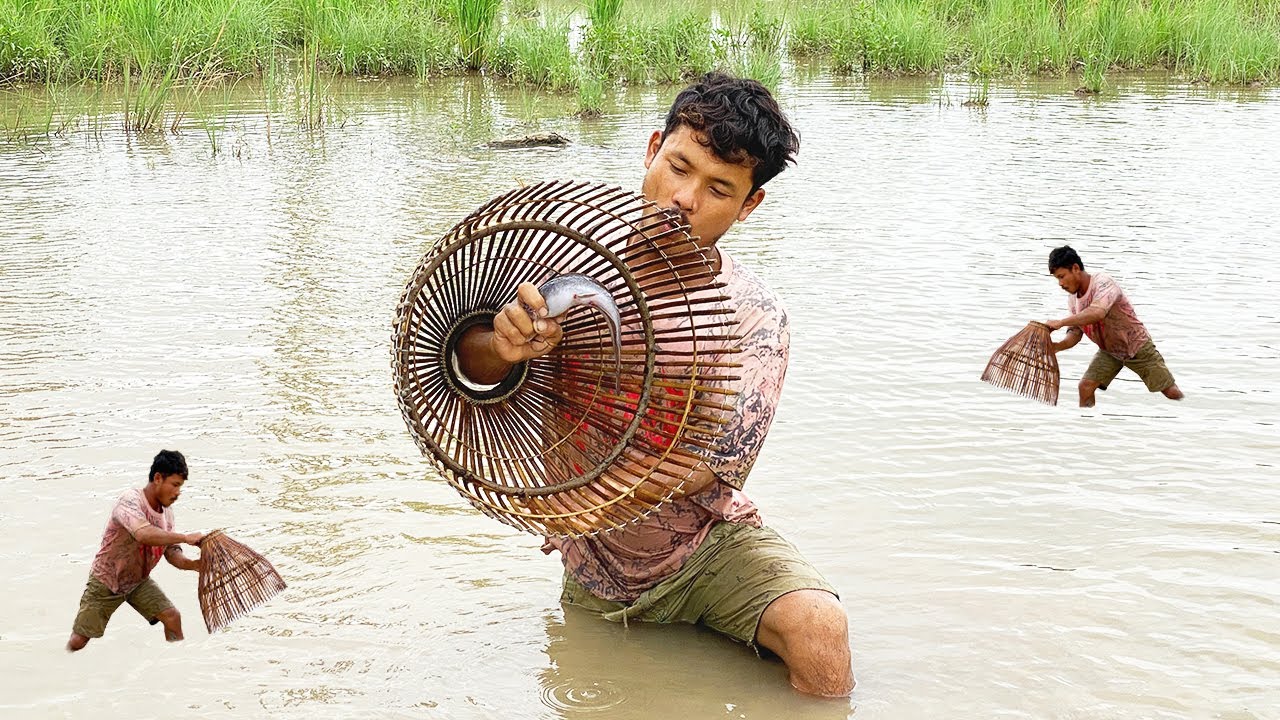 Old Traditional Fishing Technique | A skill fisherman catch A lot Of ...