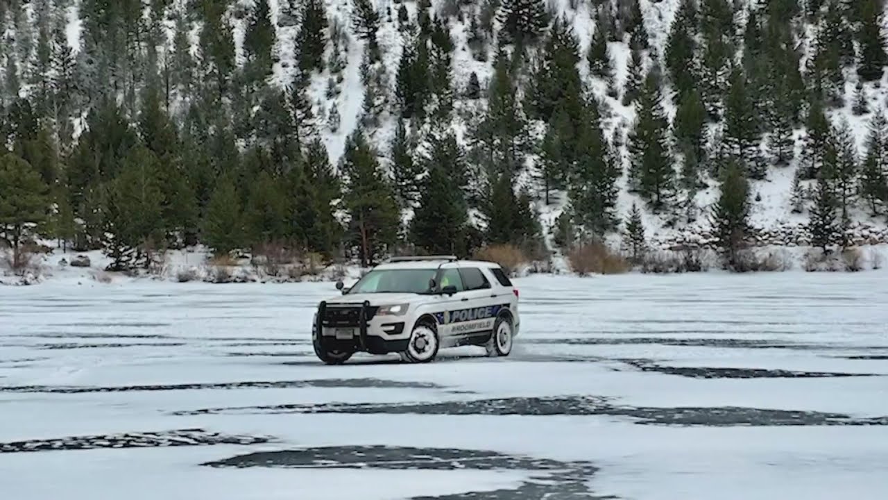 Police learn to drive on the ice - YouTube