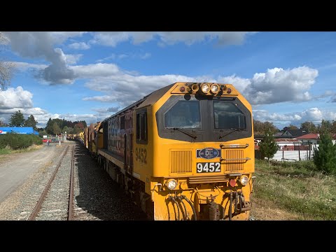 KiwiRail DL 9452 bringing wood and cargo from the Kinleith mill ...