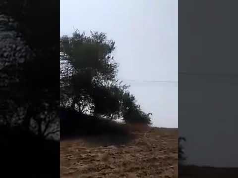 viral  ,, tiang listrik misterius . di lihat dari jauh bengkok , ketika di dekati ternyata tegak
