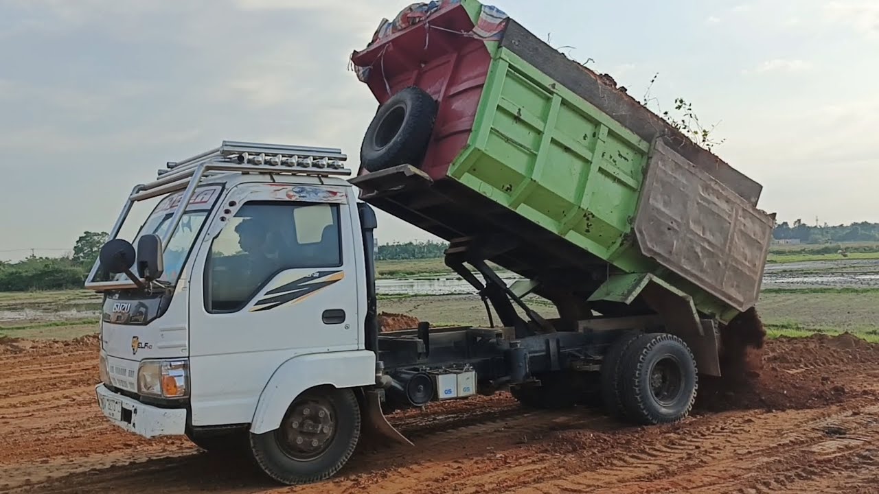 OTO TRUK ELF Jomplang Muatan Tanah Timbunan - YouTube