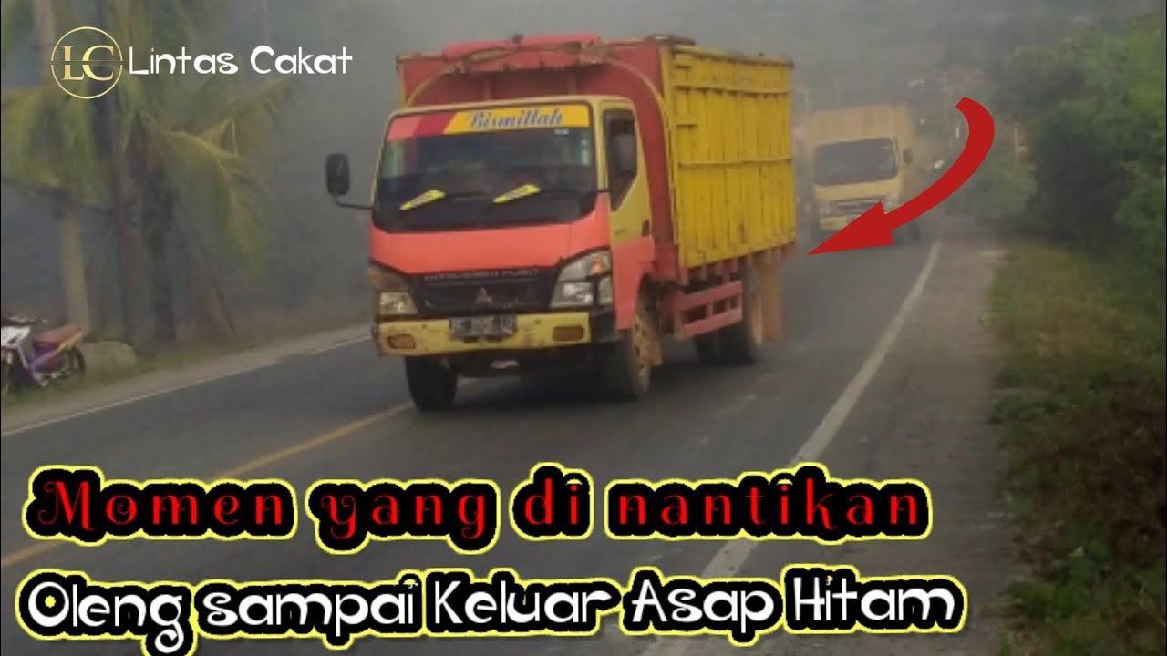 Momen Langka Mobil Oleng Sampai Mengeluarkan Asap Hitam Tebal - YouTube