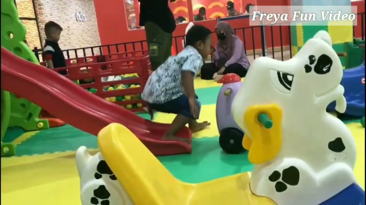 FREYA BERMAIN DI PLAYGROUND MALL BARENG TEMAN-TEMAN || Song DISINI SENANG DISANA SENANG - YouTube