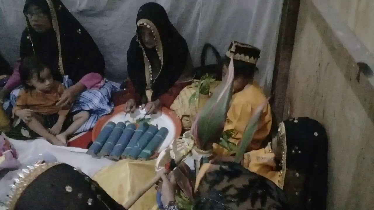 Monuni adat buol - YouTube