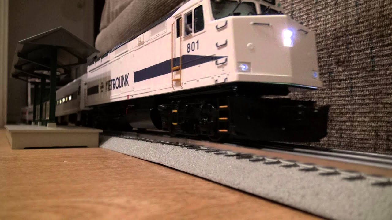 MTH MetroLink F40PH Running Metro North Passenger Car Shuttle service ...