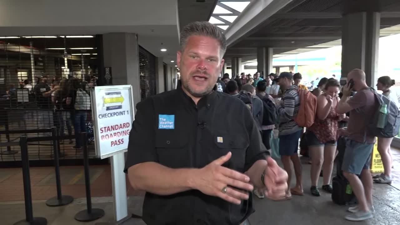 The Weather Channel: People at OGG Airport in Maui County, Hawaii - YouTube