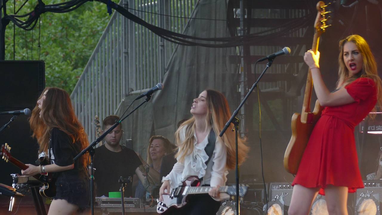 HAIM - The Wire - Lollapalooza 2016 Chicago - YouTube