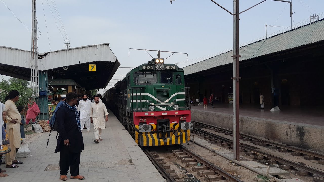 karachi express 15 up khanewal to lahore - YouTube