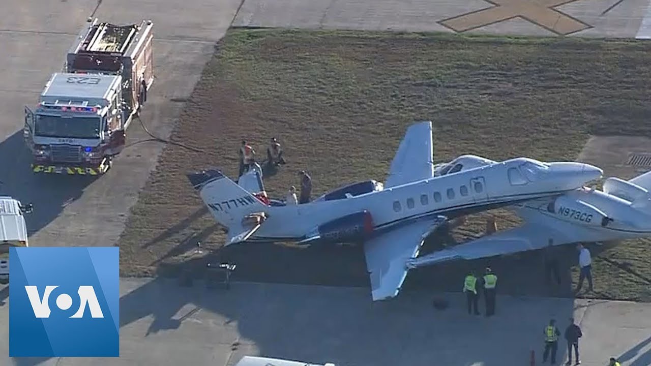 Two Small Planes Collide in Texas, No Injuries Reported - YouTube