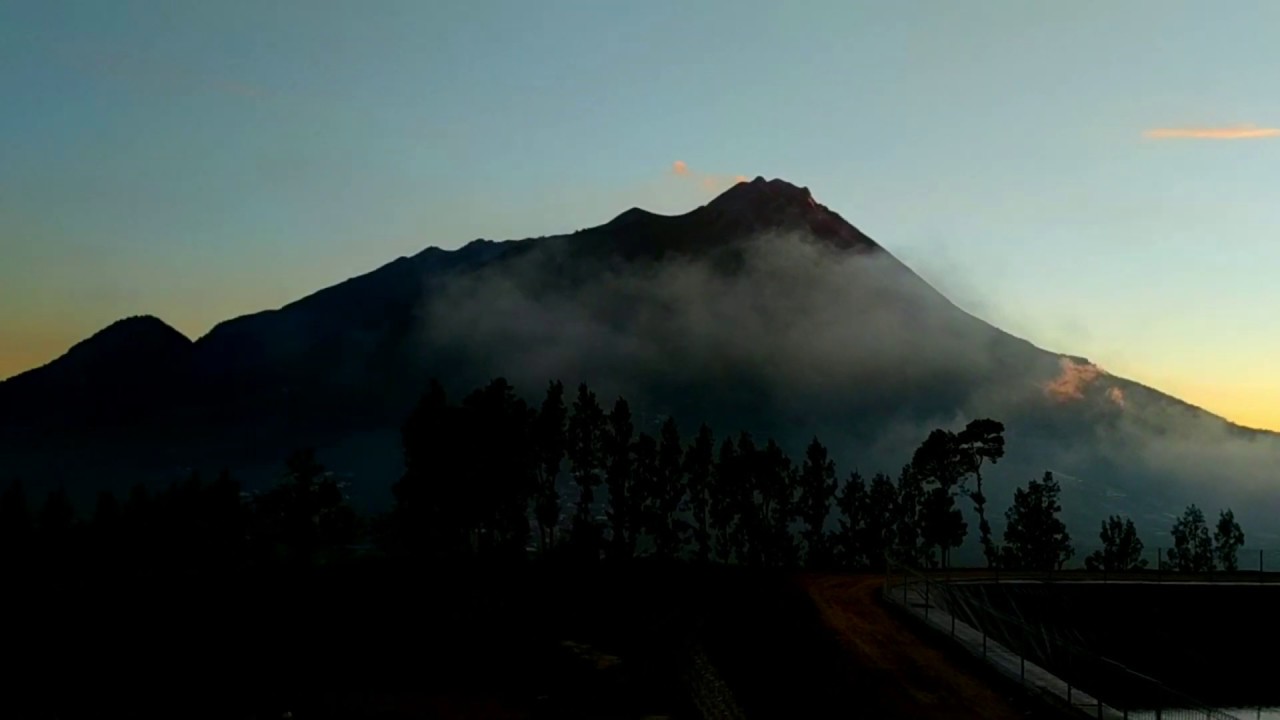 OBJEK WISATA SELO - EMBUNG MANAJAR _ Memburu Senja di Lereng Gunung ...