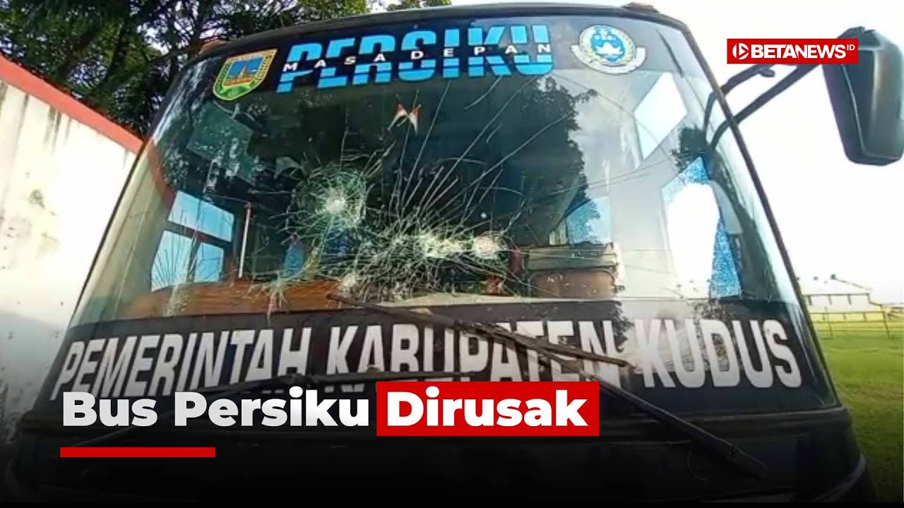 Penampakan Bus Persiku yang Dirusak, Kaca Depan dan Samping Pecah - YouTube
