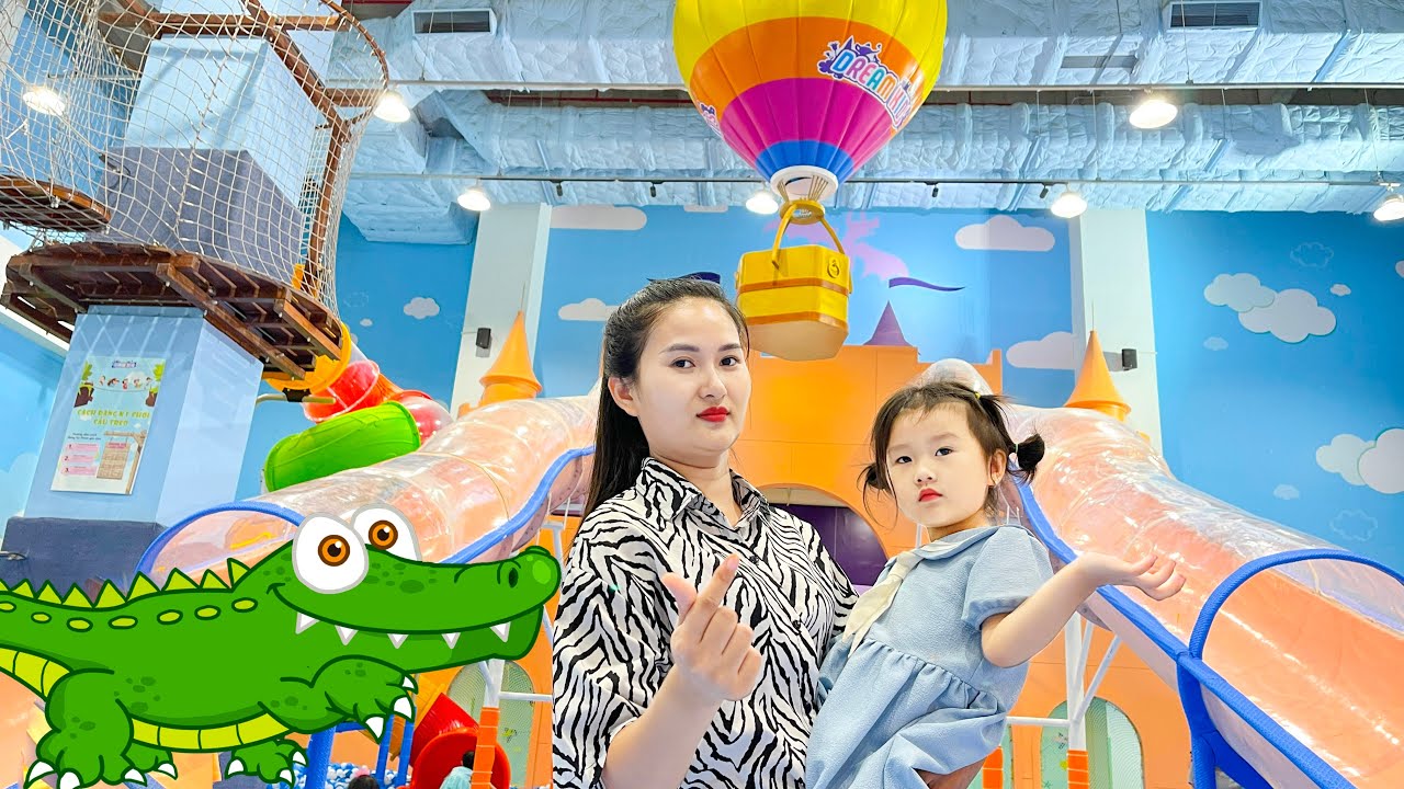 Cam Cam phát hiện cầu trượt siêu to khổng lồ, chơi thuyền phao, tìm ...