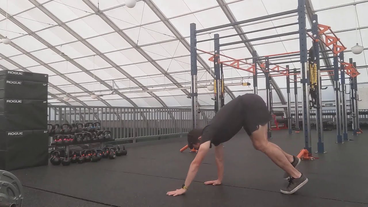 Bear Crawl: Fàs Movement Training - YouTube