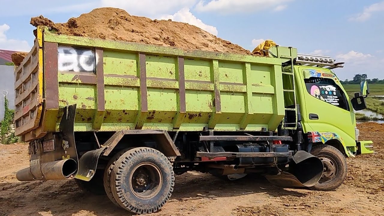 Mobil Dump Truk Hino Dutro Muatan Tanah Merah Full Bak Oleng Saat Masuk ...