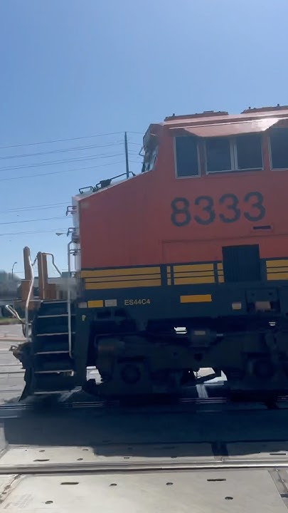 BNSF 8333 leads an Eastbound Port stack through Los Nietos - YouTube