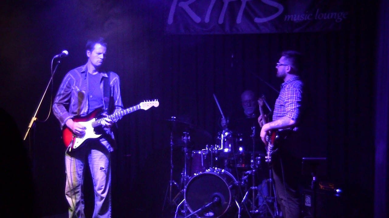 Gary Cain - Live at RIFFS music lounge - YouTube
