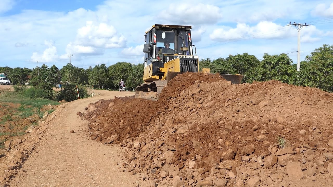How to Operate a Heavy Dozer CAT Mini Pushing Red Soil and Dump Truck ...