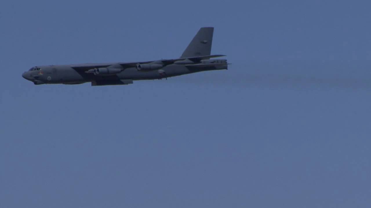 B-52 Flyby Bomb Bay Doors Open - Test Flight Nation 2009. - YouTube
