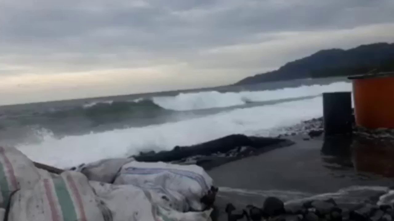 Air Laut Naik Ke Pemukiman Penduduk Di Sulawesi Utara. - YouTube