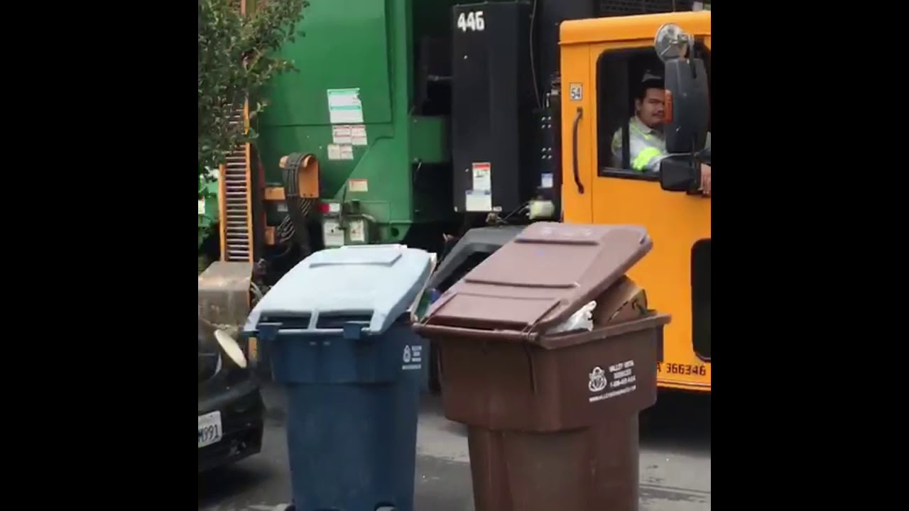 Valley Vista Services CCC LET2 McNeilus ZR truck #446 on mixing waste ...