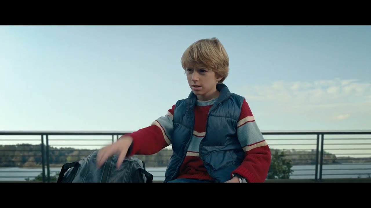 Dad saves the day when Adam fails to save Adam - The Adam Project 2022 ...