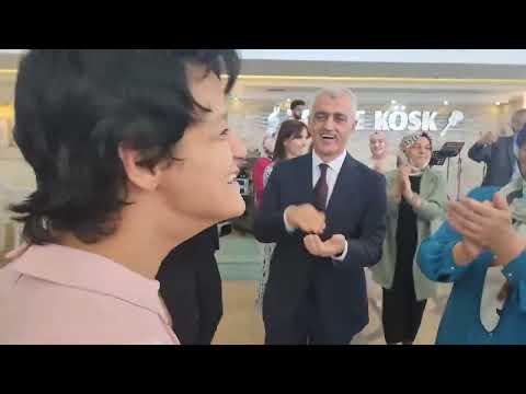 8 yıldır hapiste olan kursiyer teğmen Murat Çakır'ın kız kardeşi ile :)