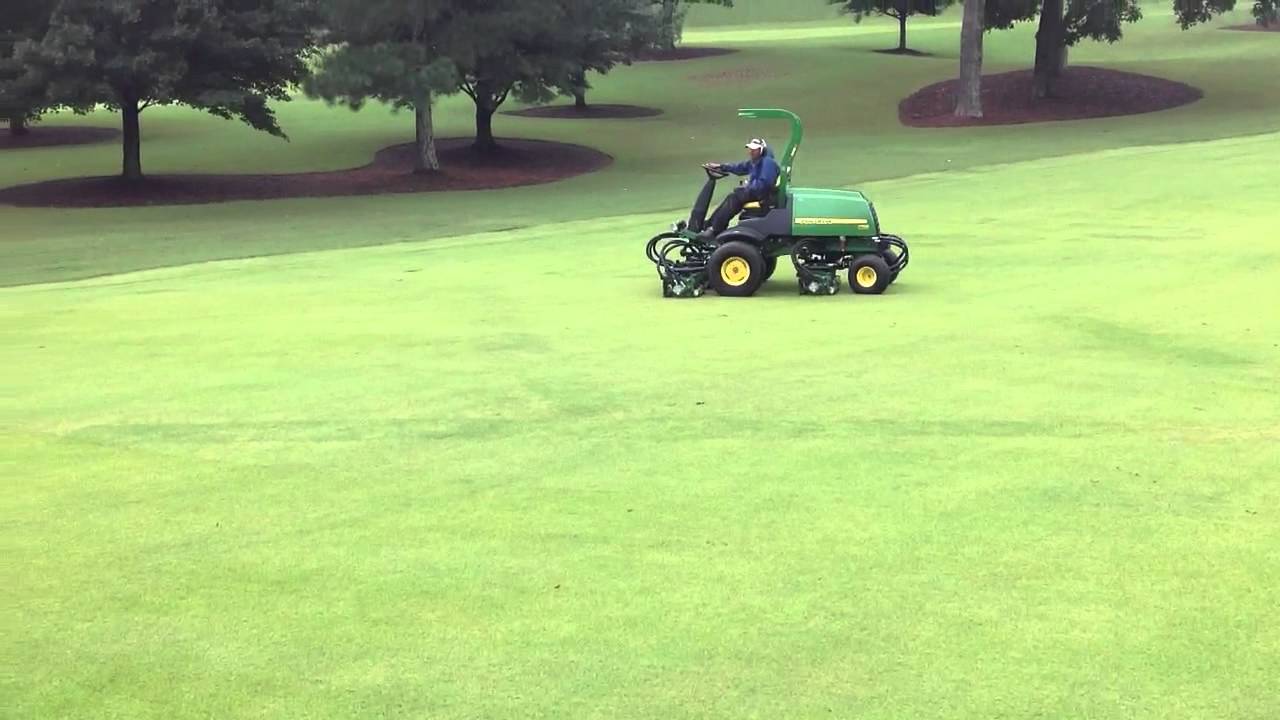 Circle mowing fairways - YouTube