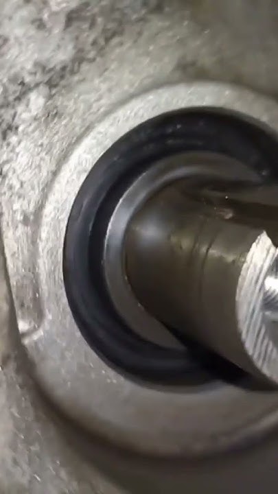 Как должен стоять передний сальник коленвала рено логан? Вровень ...