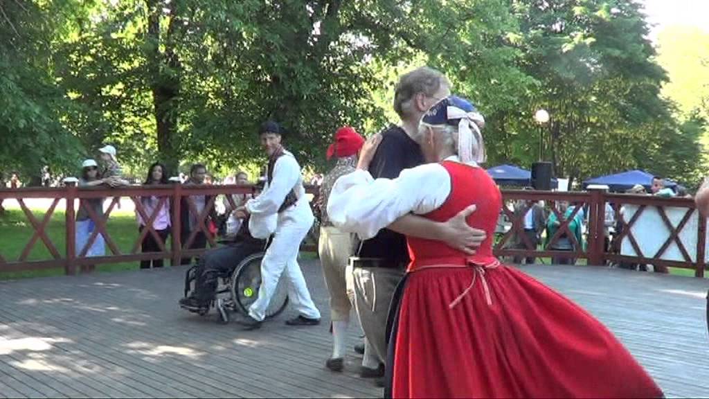 Swedish folkdance- Slottsskogen Göteborg - YouTube