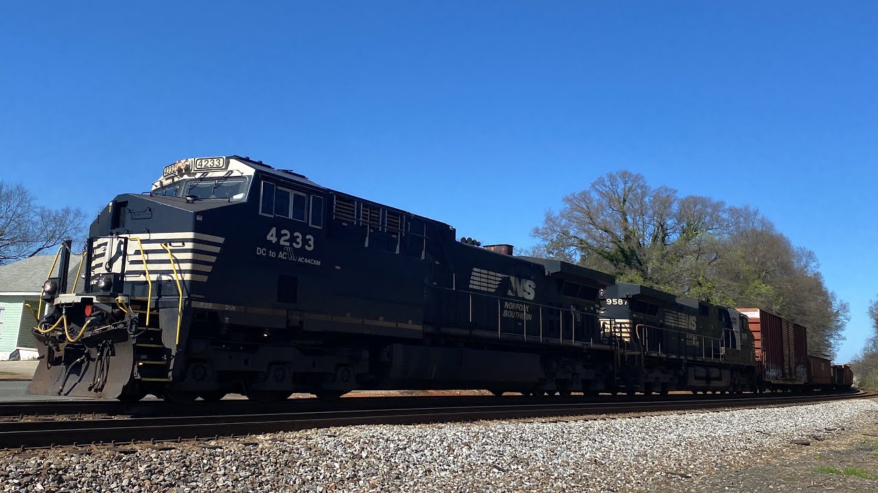 NS 4233 leads NS 154 in Lowell with a really nice k5la! 2-28-2023 - YouTube