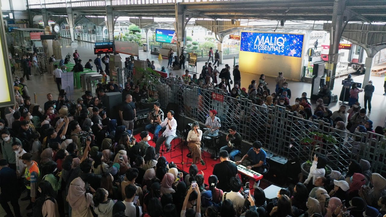 Pop Up Concert by City Vision feat. Maliq & D'Essentials at Jakarta ...