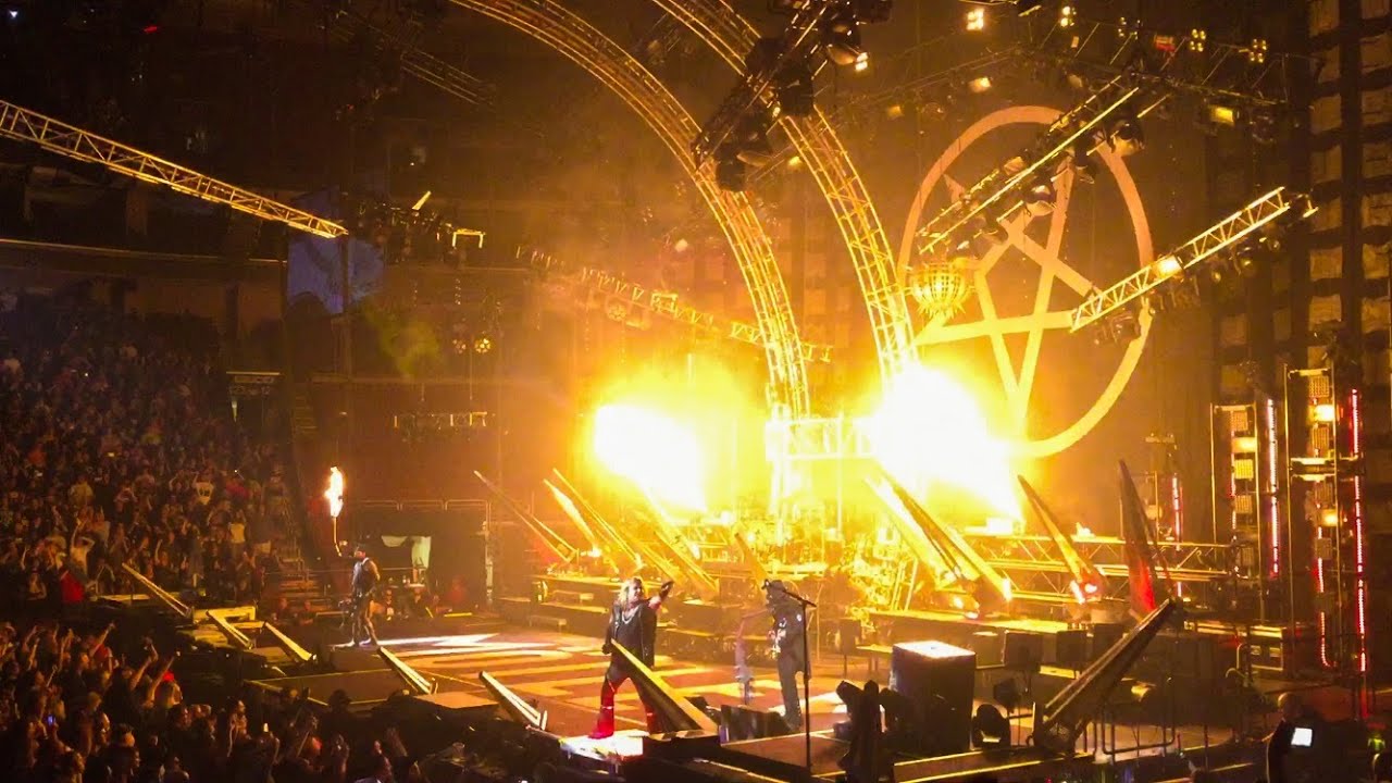 Mötley Crüe: Shout at the Devil (Live) Philadelphia, PA August 14, 2015 ...