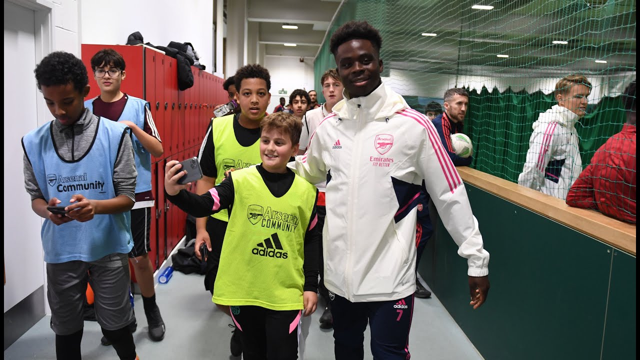 Arsenal players share some festive cheer in the local community - YouTube