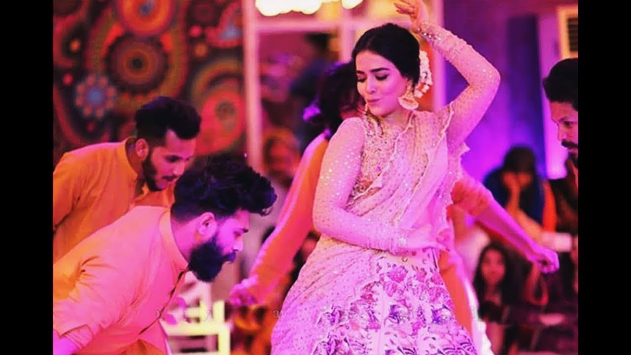Humaima Malik best dance on Feroz Khan Mehndi - YouTube