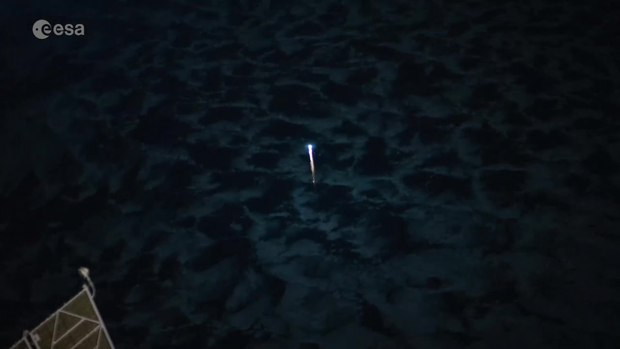 Spacecraft re-entry, auroras, spacewalkers & more in amazing ISS time ...