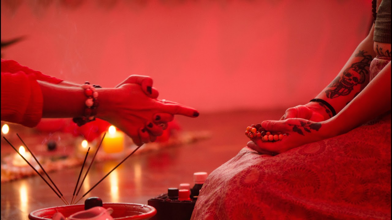 Transmissão ao vivo de Yoginí Danny Bellini - Anandamayee Ma - YouTube