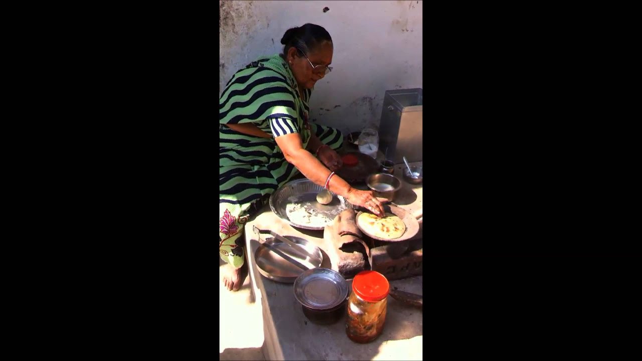 chapati making at Gada village, Bhuj, Gujarat - YouTube