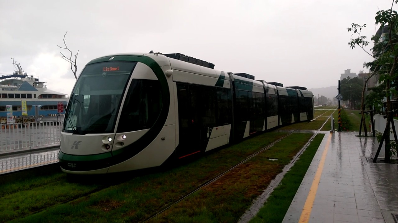 高雄輕軌 駁二大義站大雨中折返 升弓充電 Kaohsiung LRT - YouTube
