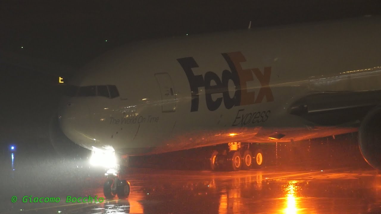 HEAVY RAIN Takeoff Night 777 FedEx takeoff @ Flughafen Köln/Bonn - YouTube