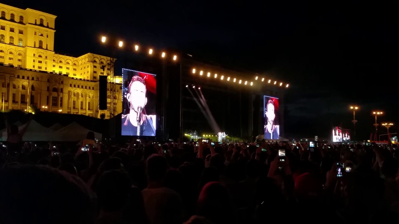 Maroon 5 - Live at Bucharest - Payphone acapella crowd singing - YouTube