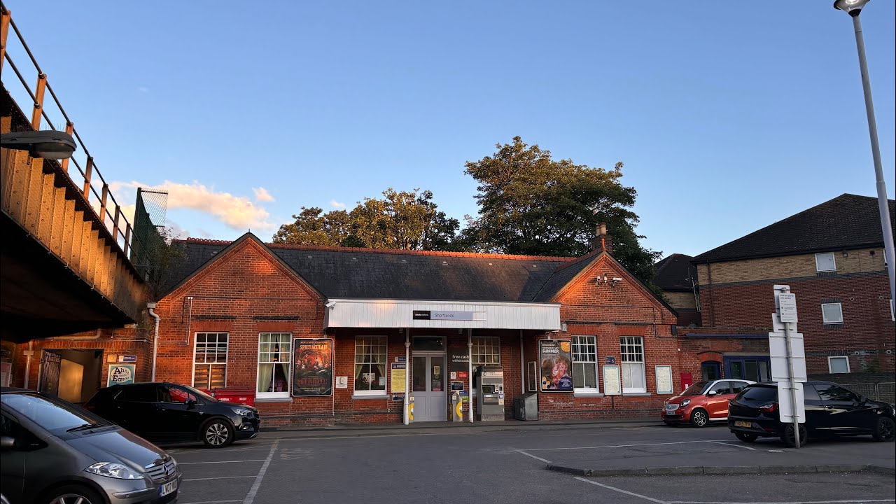 Shortlands Railway Station, Trains at and a tour of the station. - YouTube