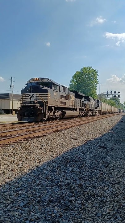 Super ACE "grinding blast rollin by" Norfolk Southern #1047 led NS #154 @rider22 - YouTube